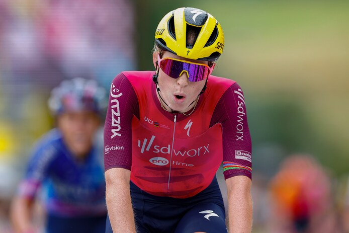 Demi Vollering lijkt klaar om Annemiek van Vleuten van de troon te ...