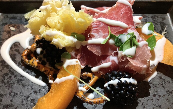 In dit restaurant kijkt een barones over onze schouder mee hoe we ...