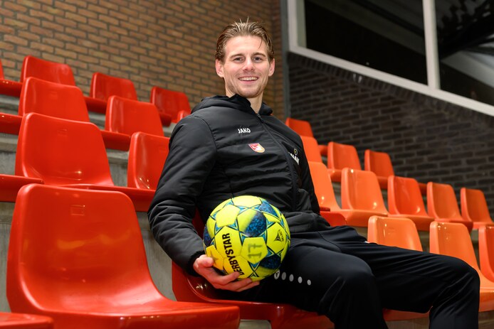 Martijn Dalebout: hardwerkende spits van MZC’11 gaat regelmatig met spierpijn naar kantoor ...