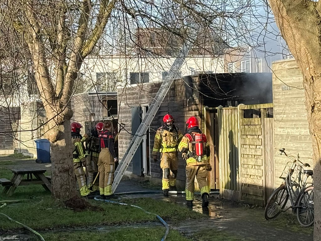 Schuurtje in brand aan de Veldmuisstraat in Almere | Foto | AD.nl