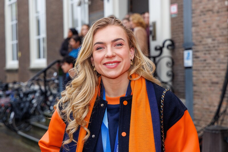 Joy Beune geniet van zonnetje terwijl vriend Kjeld vakantie heeft ...
