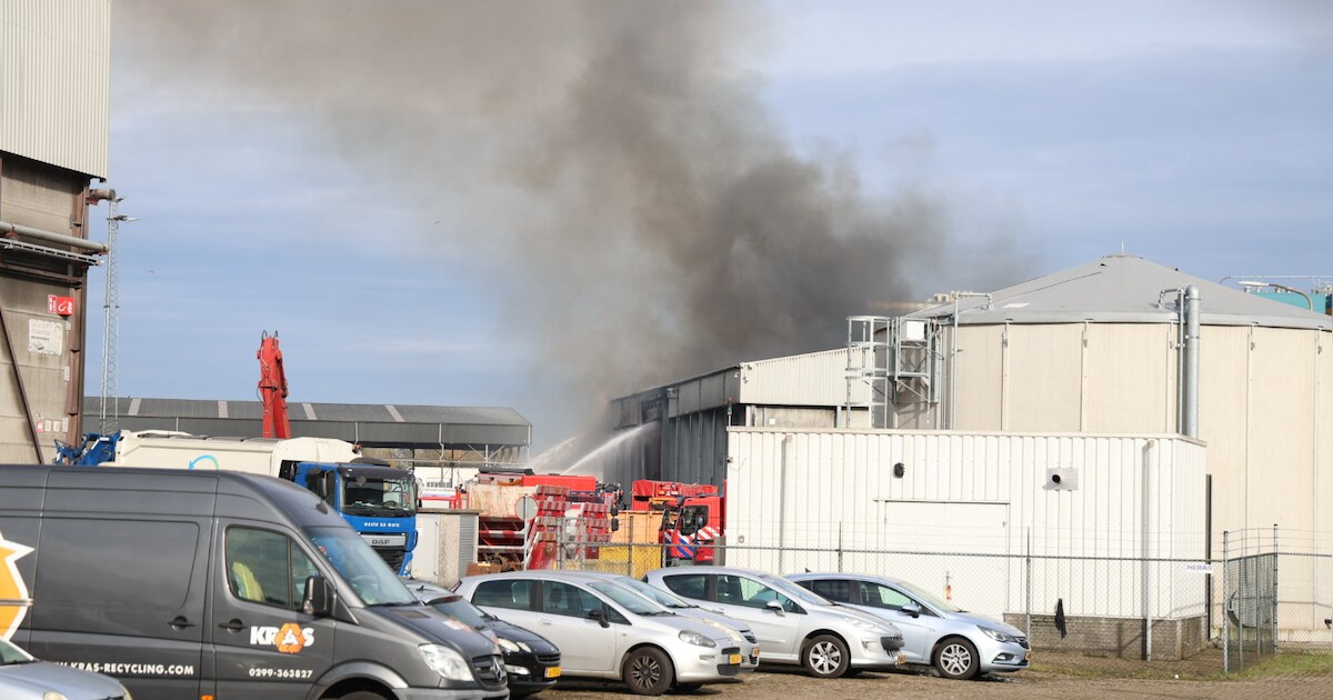 Grote brand bij afvalverwerkingsbedrijf aan de Kajuitweg in Amsterdam ...