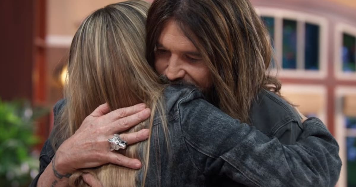 Paar jaar terug ondenkbaar: Miley Cyrus en vader Billy Ray omhelzen ...