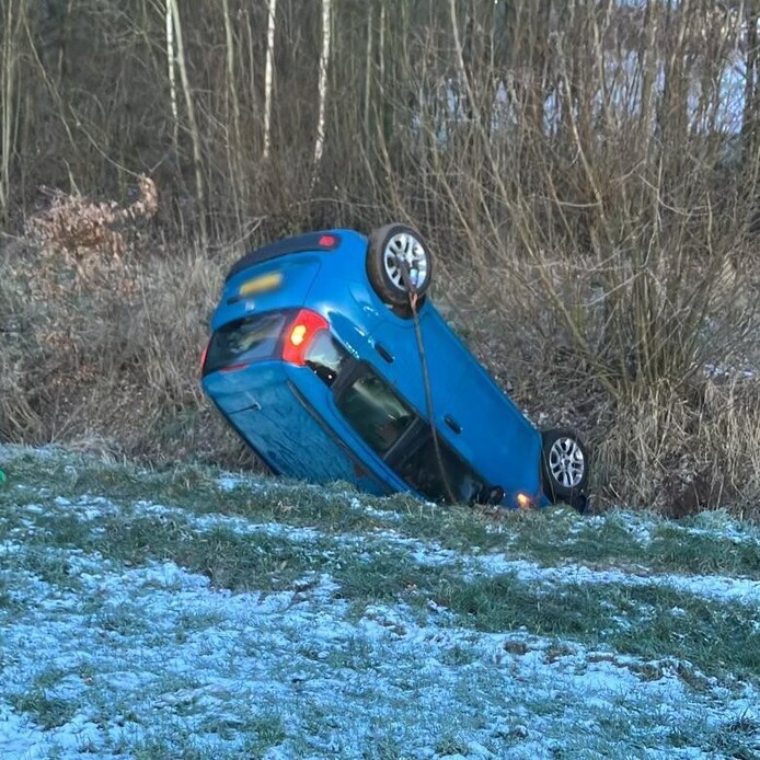 Auto over kop en in de sloot op A50 bij Ravenstein | Oss | AD.nl