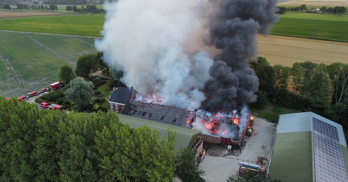 Grote rookwolken door uitslaande brand in schuur in Termunten | 112 nieuws Eemsdelta | AD.nl