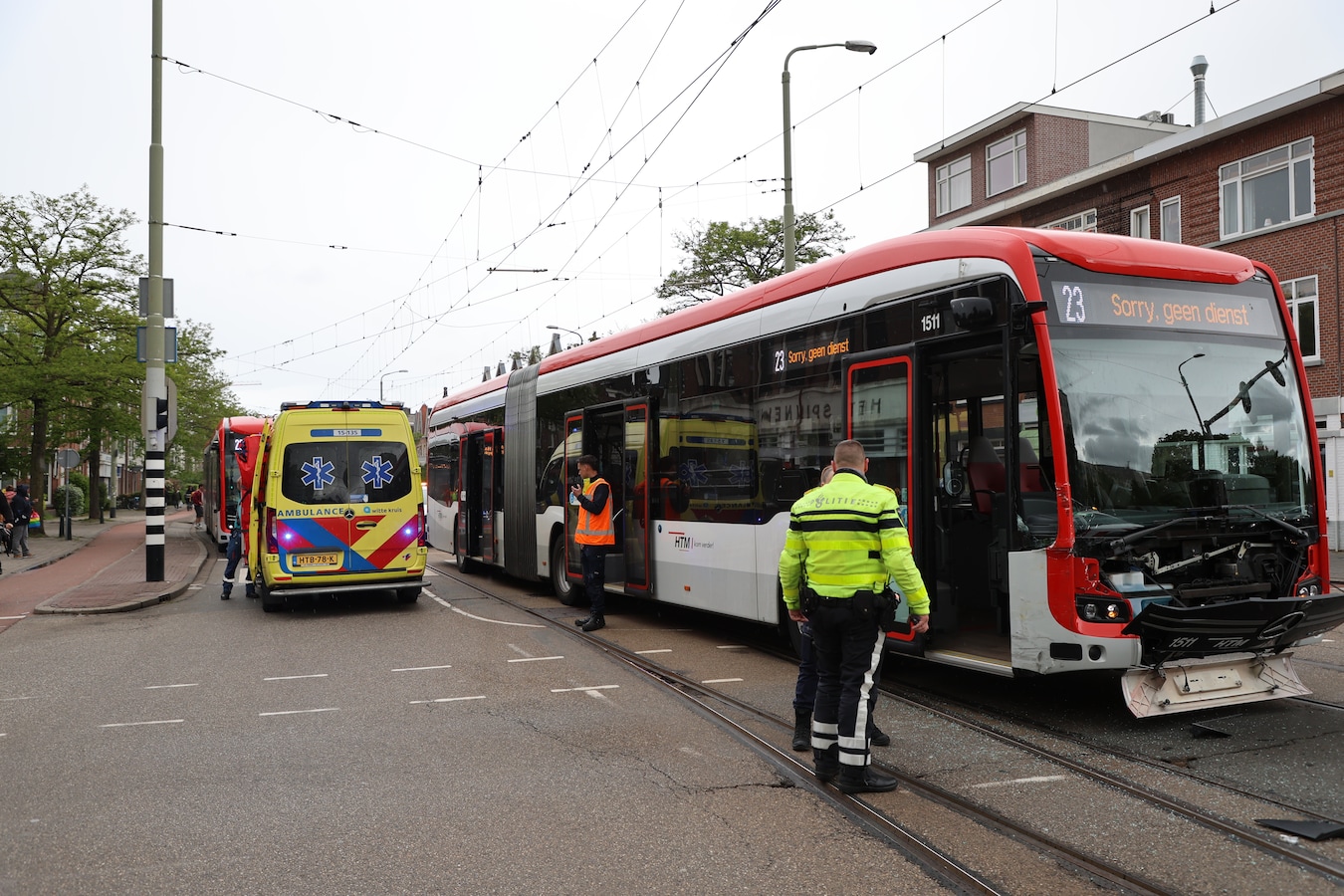Lijnbus botst op zijkant van bestelbus in Den Haag | Foto | AD.nl