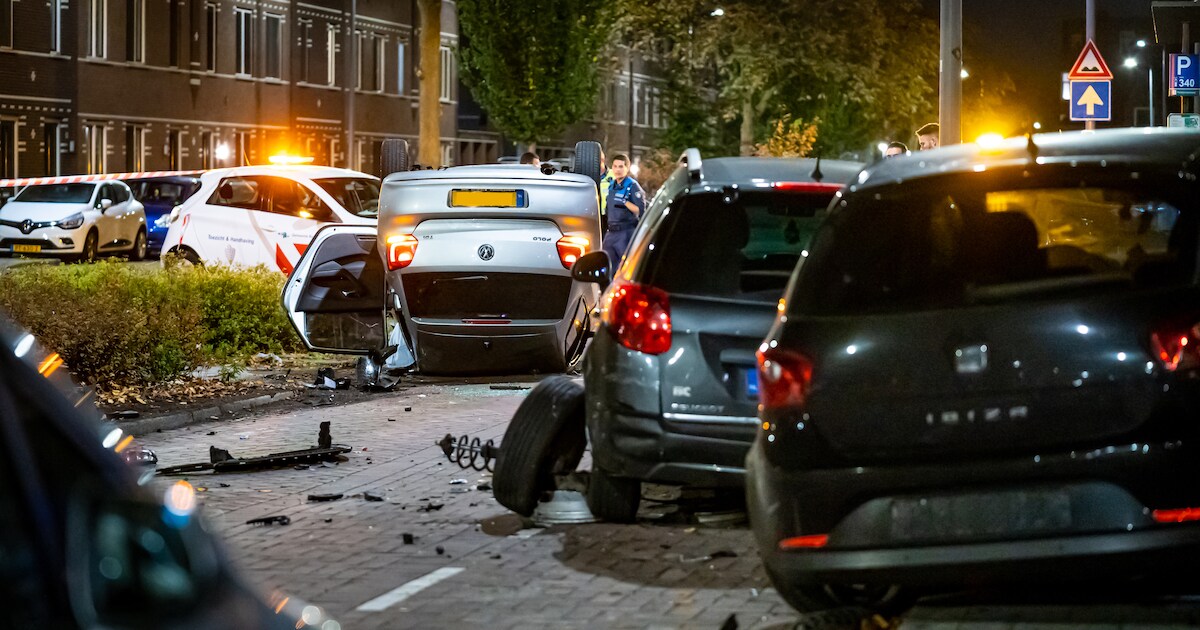 Inzittenden vluchten nadat auto met hoge snelheid over de kop slaat in ...