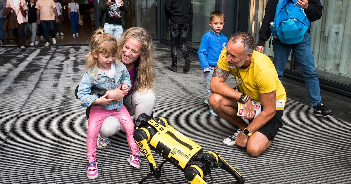 Robothond snuffelt door Hoog Catharijne met een hoger doel: ‘Baasjes ...