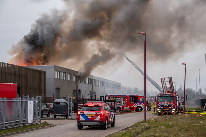 Zeer grote brand bij bedrijfsverzamelpand in Nieuwegein onder controle ...