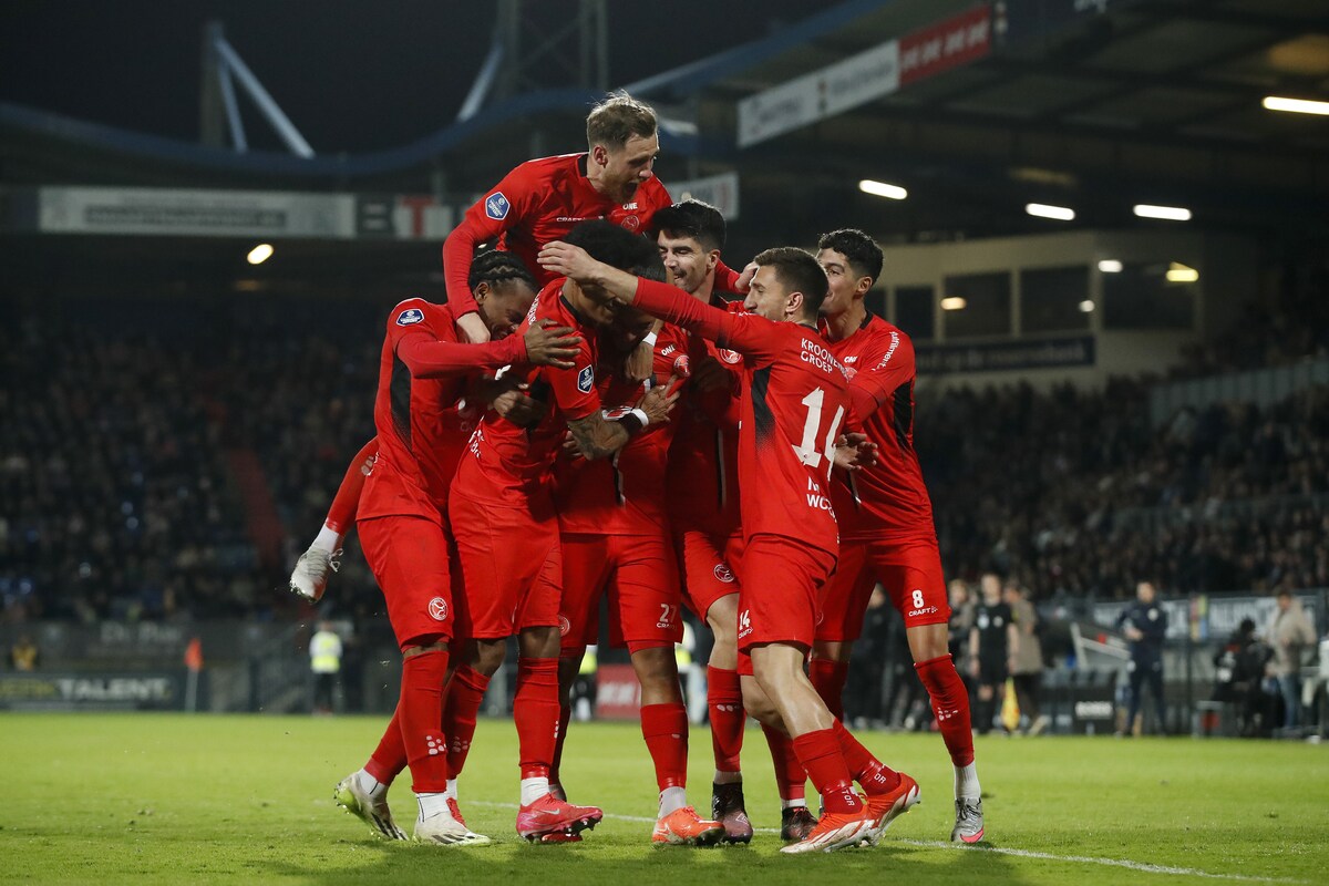 Almere City profiteert in degradatieclash optimaal van blunder en rode ...