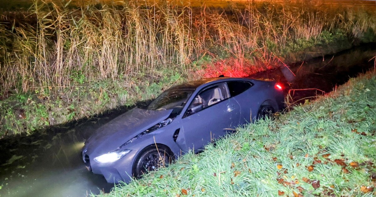 De lichten nog aan: dure auto in de sloot, bestuurder is gevlogen ...