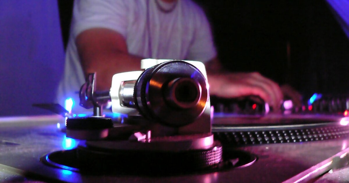 Dj-talent krijgt kans te draaien op Basic Grooves in Enschede ...