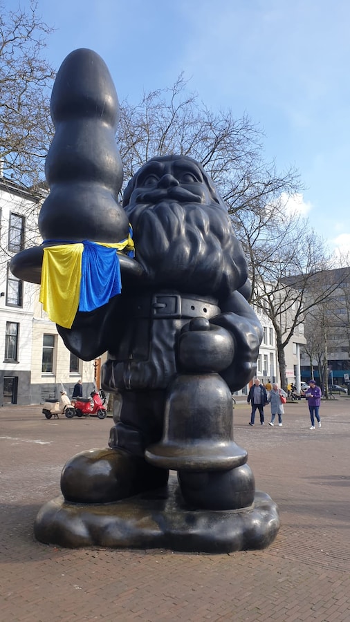 Ook ‘Kabouter Buttplug’ draagt blauw-gele vlag als eerbetoon aan ...