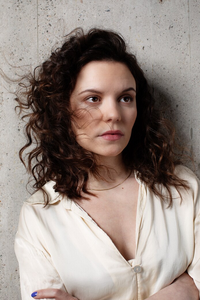 Actrice Frieda Barnhard werkt nu als postbode omdat nieuwe rollen ...