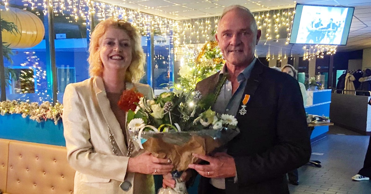 Rob Koster bij zijn afscheid als directeur Caribabad verrast met ...