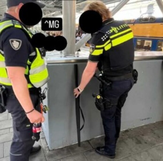 Politieagenten controleren treinreizigers na melding van een ‘voorwerp ...