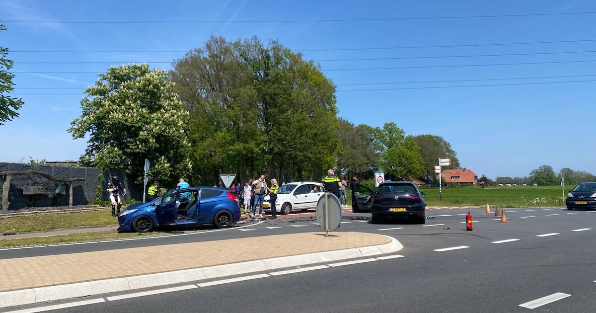 Auto's botsen frontaal op elkaar in Deurningen: één persoon gewond naar ziekenhuis | Dinkelland ...
