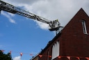 Dak van woning in Rosmalen vliegt in brand: vlammen slaan uit dak ...