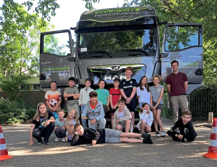 Vrachtwagenchauffeur geeft les: kinderen in Spijkenisse leren over de ...