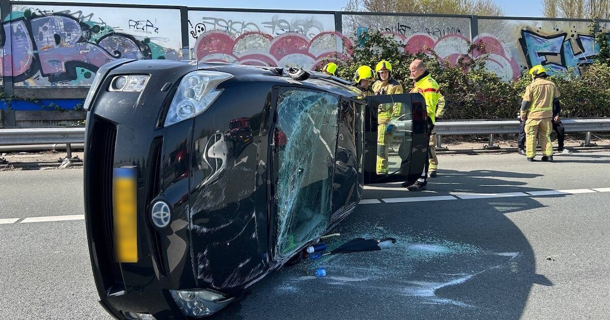 Auto over de kop na harde botsing op A4 bij Rijswijk | 112 nieuws ...