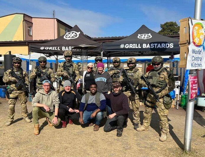 Edward bakt dagelijks 200 kilo (!) vlees voor Oekraïense soldaten: ‘Ik ...