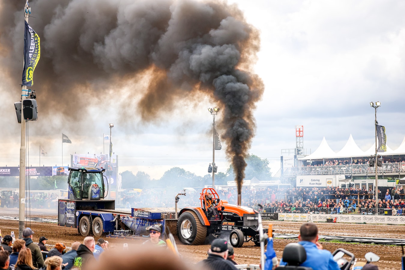 Rookpluimen, brullende motoren en een megascherm: hoe MegaPull Stroe ...
