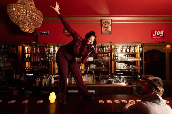 Joy (24) zingt graag in haar eigen kroeg, en straks kent heel Nederland ...
