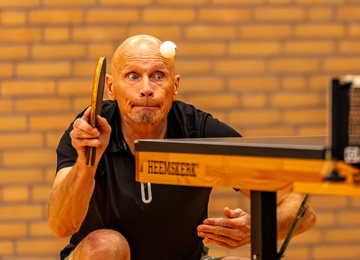 Na 55 jaar (!) neemt Fred noodgedwongen afscheid van tafeltennis: ‘Ik ...