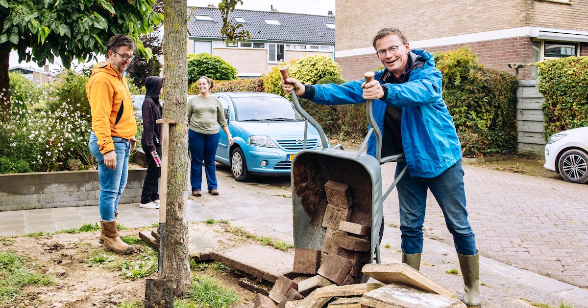 Wethouder wil NK Tegelwippen zo graag winnen dat hij ze zwetend zelf ...