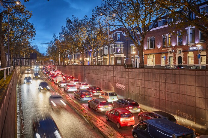 Tijdelijk minder rijstroken open bij kruising 's-Gravendijkwal ...