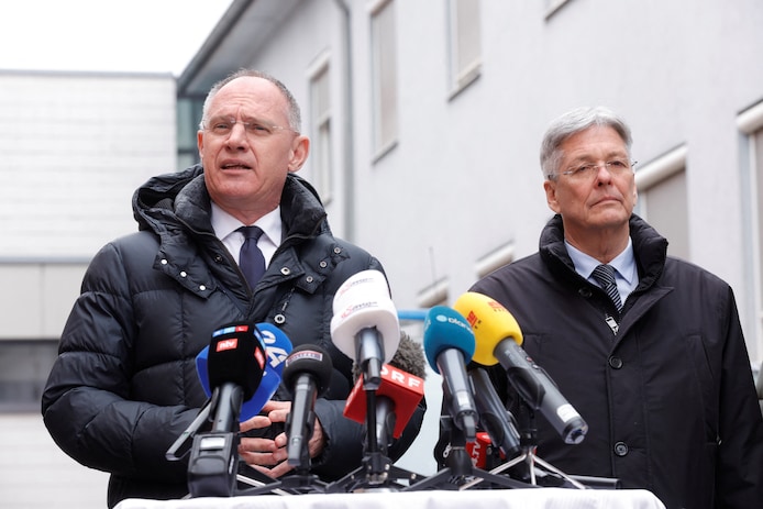 Asielzoeker lacht terwijl hij gearresteerd wordt na dodelijke ...