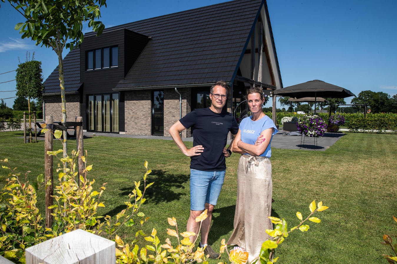 Roné en Afke zijn zielsgelukkig met hun vrijstaande villa, tot het ...