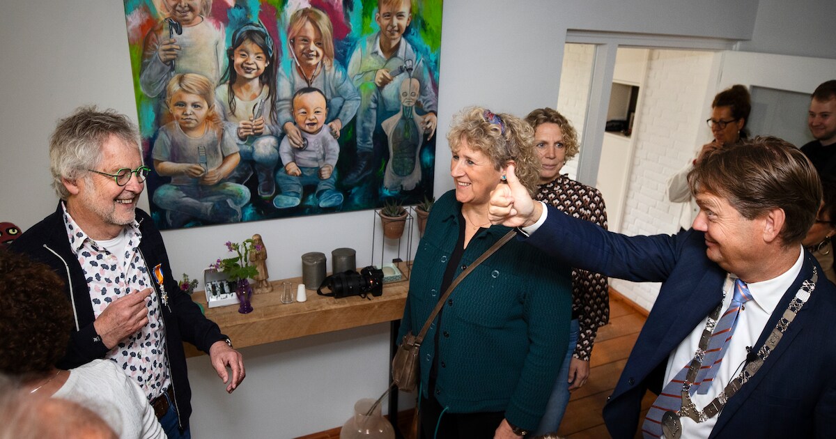 Peter (72) wilde boodschappen gaan doen maar werd Ridder: ‘Ik moet er ...