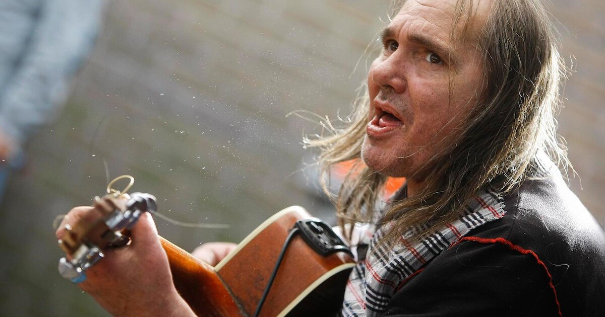 Dertig acts tijdens eerbetoon aan overleden straatmuzikant Chuck Deely ...