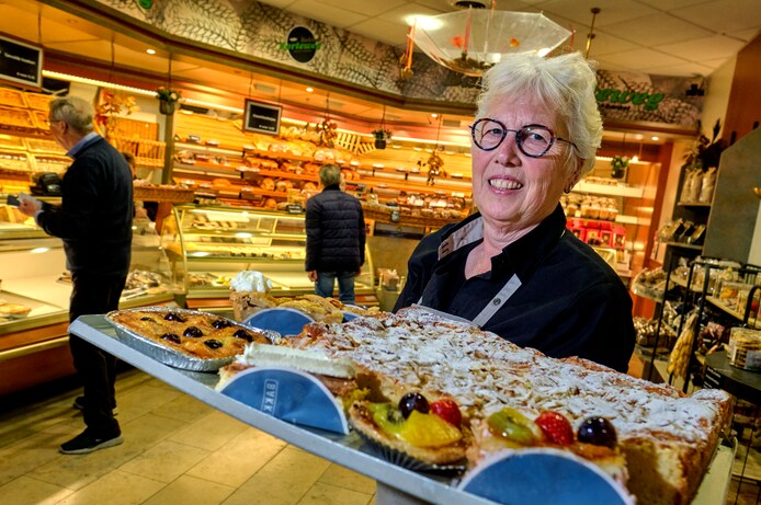 Sjanie (64) werkte in halve eeuw met drie generaties van Bakkerij Korteweg: ‘Ik ken Dirkjan nog ...