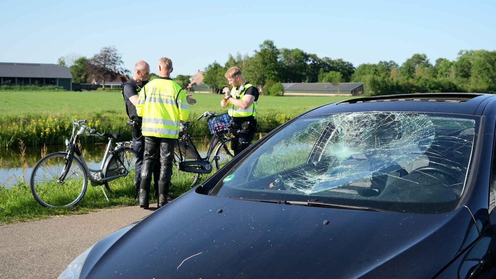 Fietser gewond bij botsing met auto in Broekhuizen | Foto | AD.nl