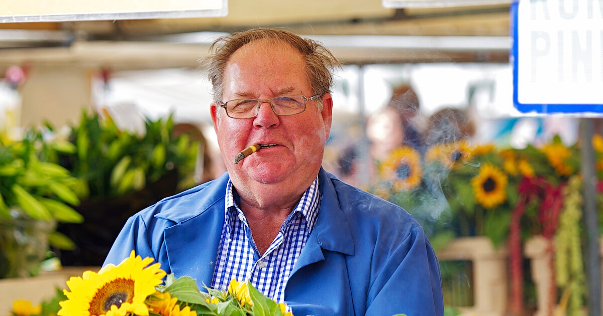 Jan de Groot was een kleurrijk figuur tussen zijn bloemen op de markt ...