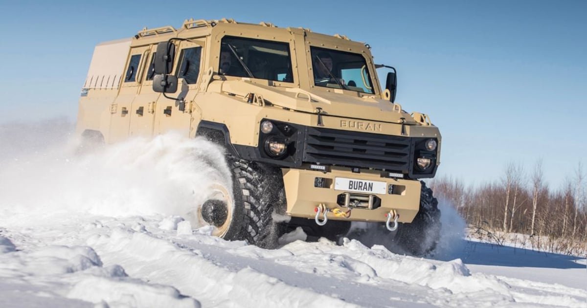 Voor deze gepantserde Russische mega-SUV is een autorijbewijs niet ...