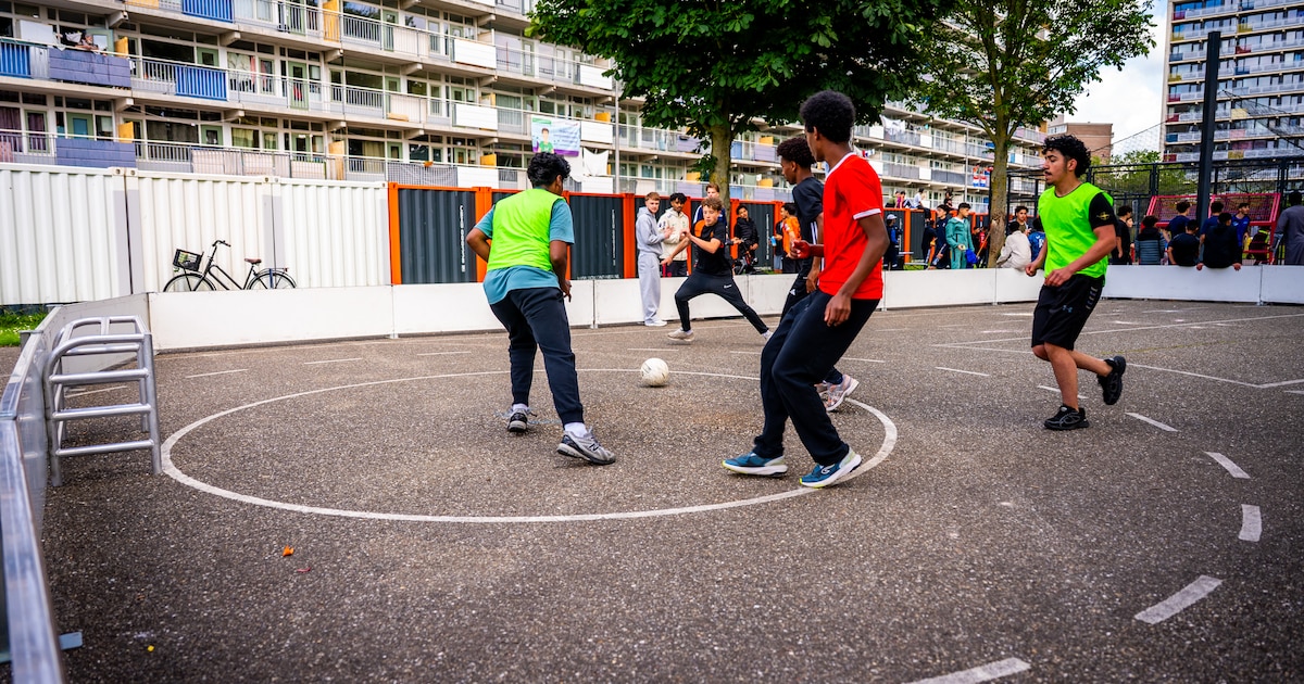 Straatvoetbal in Alphense Edelstenenbuurt, Topaas Cup als slot van ...