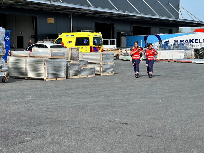 Bedrijfsongeluk in Zeewolde: slachtoffer valt van trap, personeel ‘erg ...