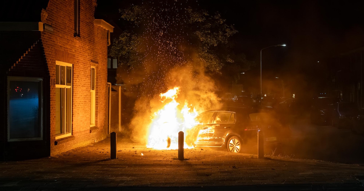Auto en deelscooter volledig uitgebrand in Haarlemse woonwijk | Regio ...