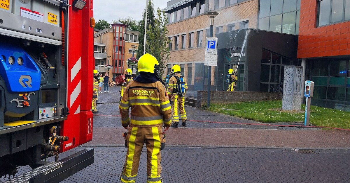 Brand in gevel van gemeentehuis op de Markt in Simpelveld | 112 nieuws ...
