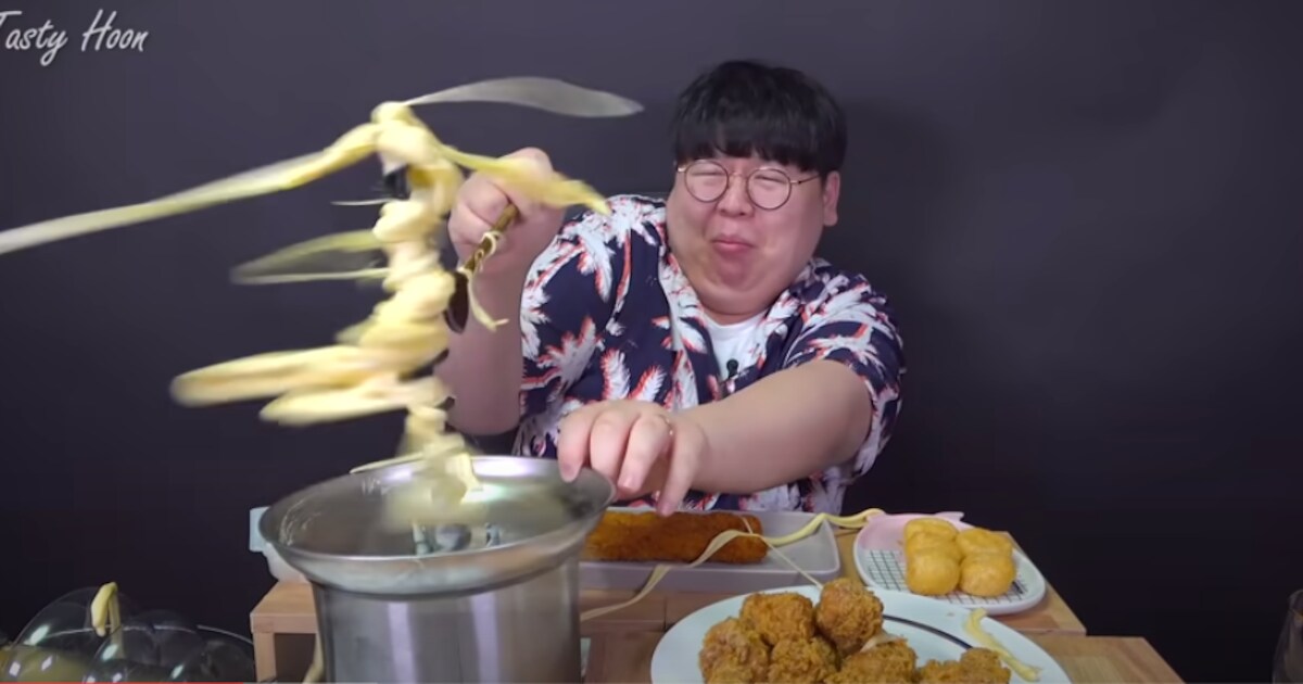 Koreaanse youtuber stopt kaas in chocoladefontein (en dat gaat flink ...