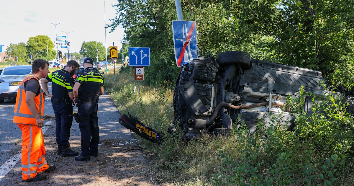 Auto over de kop bij afrit A30 in Barneveld: bestuurder aangehouden voor rijden onder invloed ...