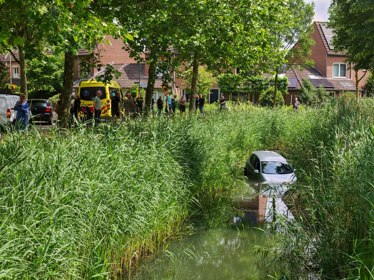 Auto belandt in sloot op de Randhoeve in Houten | Foto | AD.nl