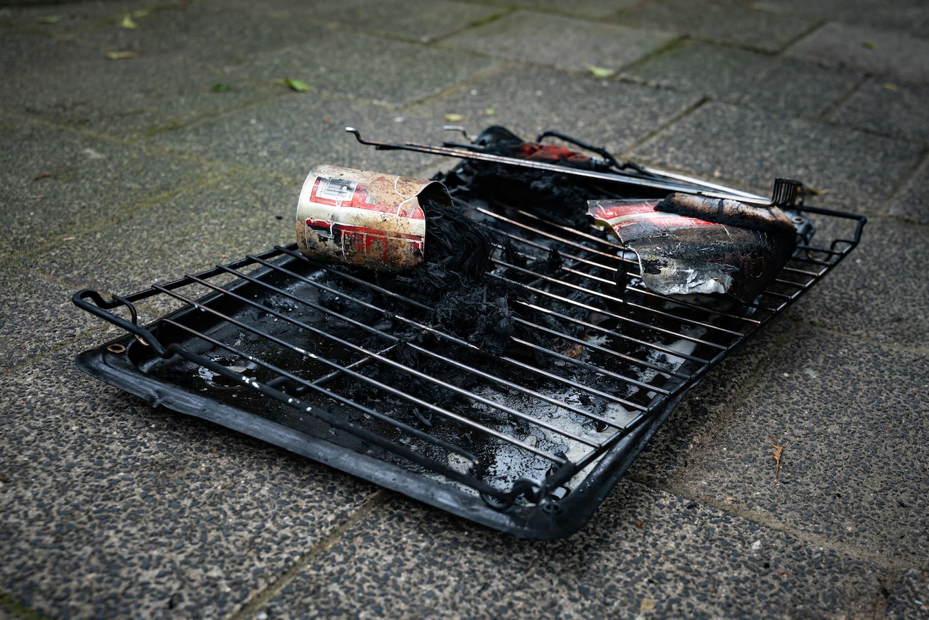 Oven vliegt in brand op Poldersmeetlaan in Zuidland | Foto | AD.nl