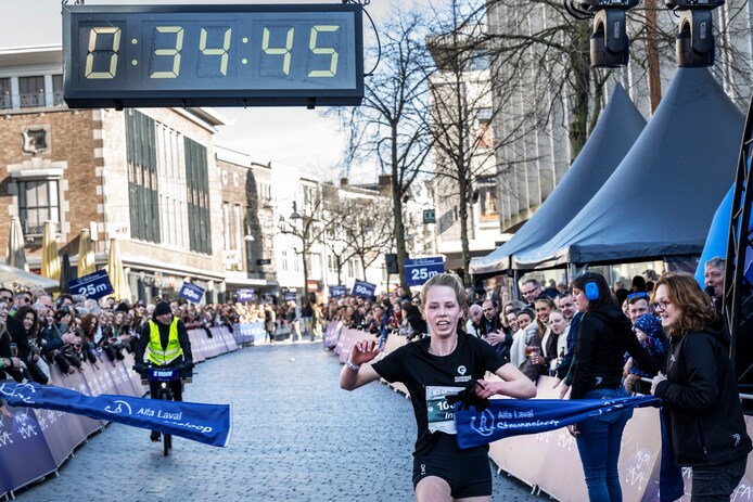 Inge (19) durfde eerst niet mee te doen met dorpsloop, nu gaat ze naar ...