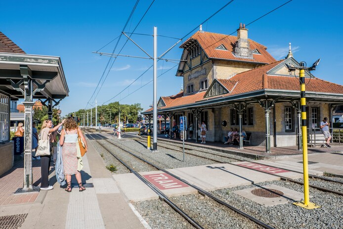 Met deze kusttram reis je zo langs alle 13 Belgische badplaatsen ...