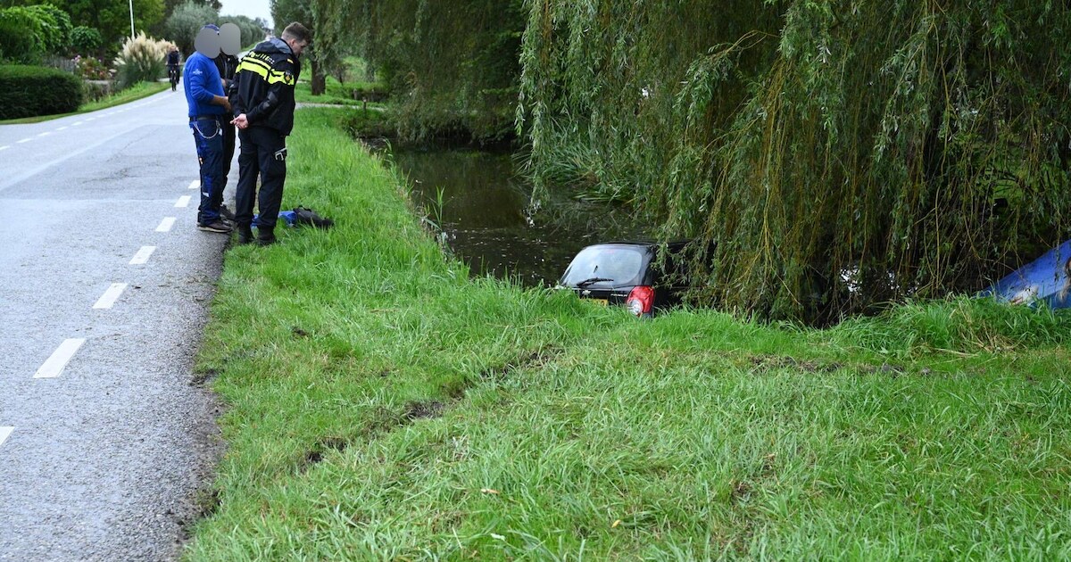 Auto rijdt water in, bestuurder met de schrik vrij | 112 nieuws Alphen ...