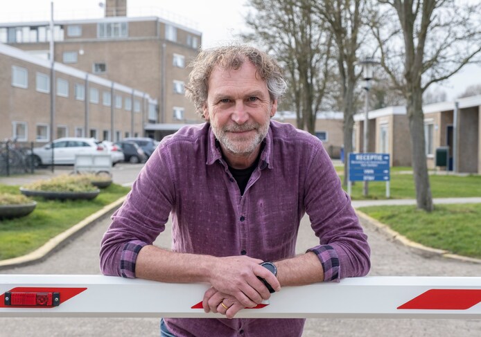 AZC-directeur blikt terug op rampzalige dag: ‘Het bluswater staat tot ...